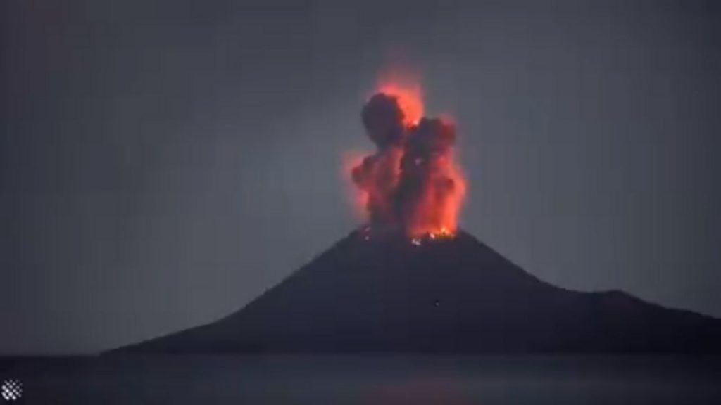 Video del momento exacto cuando hizo erupción el volcán Krakatoa - Retratos