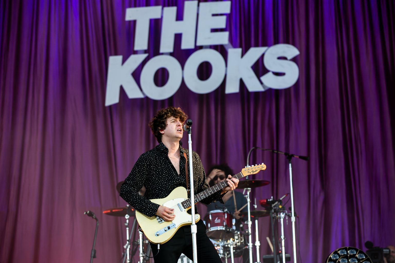The Kooks regresan junto a Filous con el divertido de "Hey Love" - Retratos